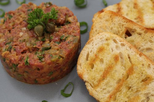 Rinder-Tatar mit geröstetem Baguette - Lisa kocht!